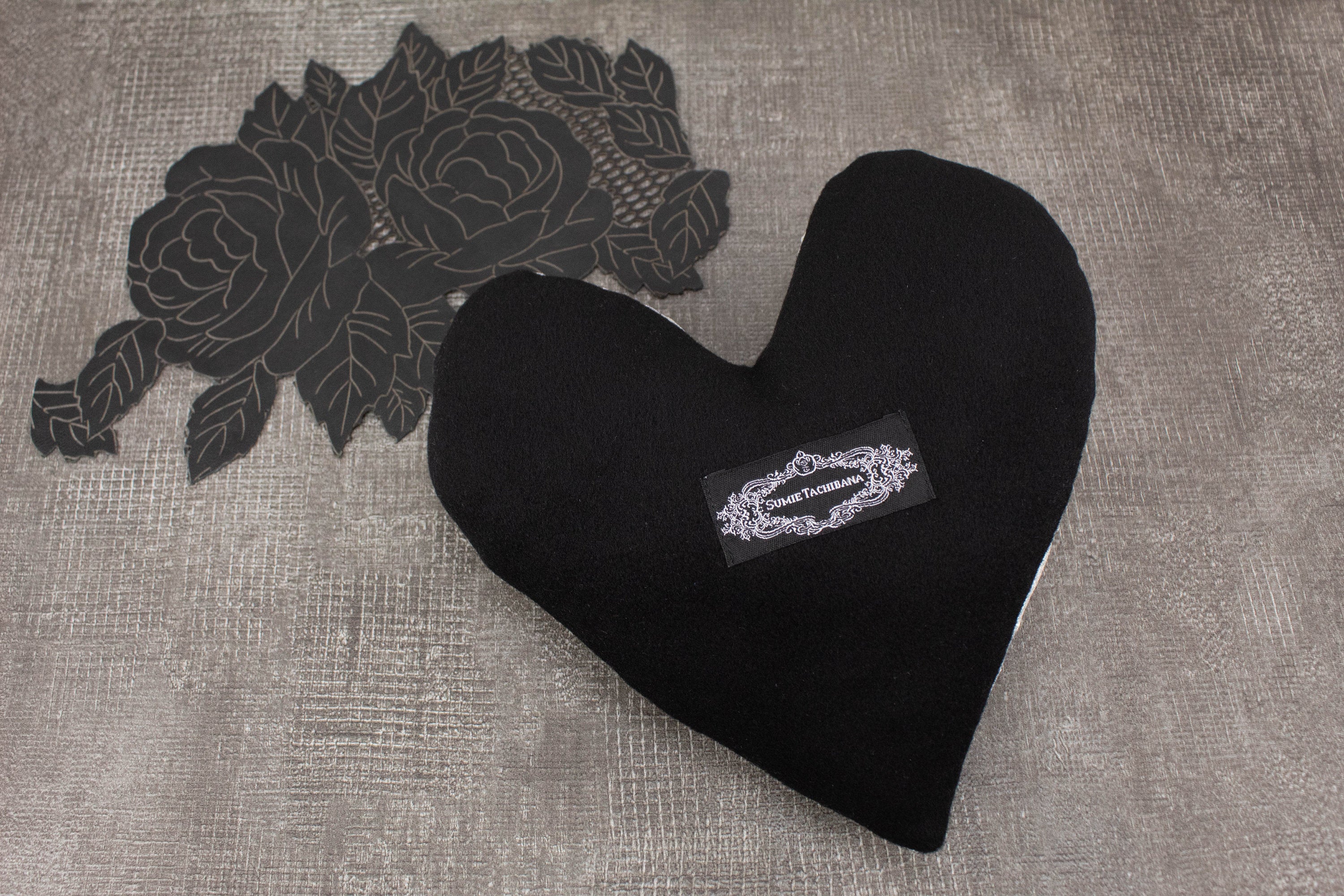 Metallic Silver Lace Harness Heart Pillow SPP00022 – Sumie Tachibana